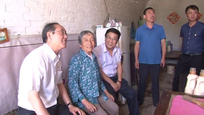 送关爱慰问老党员,讲党课凝聚基层组织力量