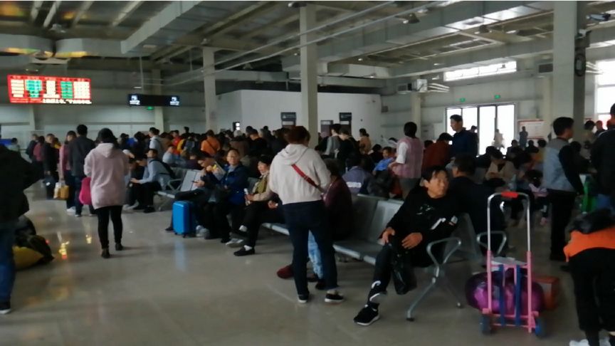 实拍江苏邳州火车站候车室,旅客每天爆满,去徐州票价便宜