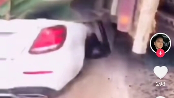 又在抖音上看到一个渣土车翻车,直接把一辆奔驰压扁 现在轿车载荷...