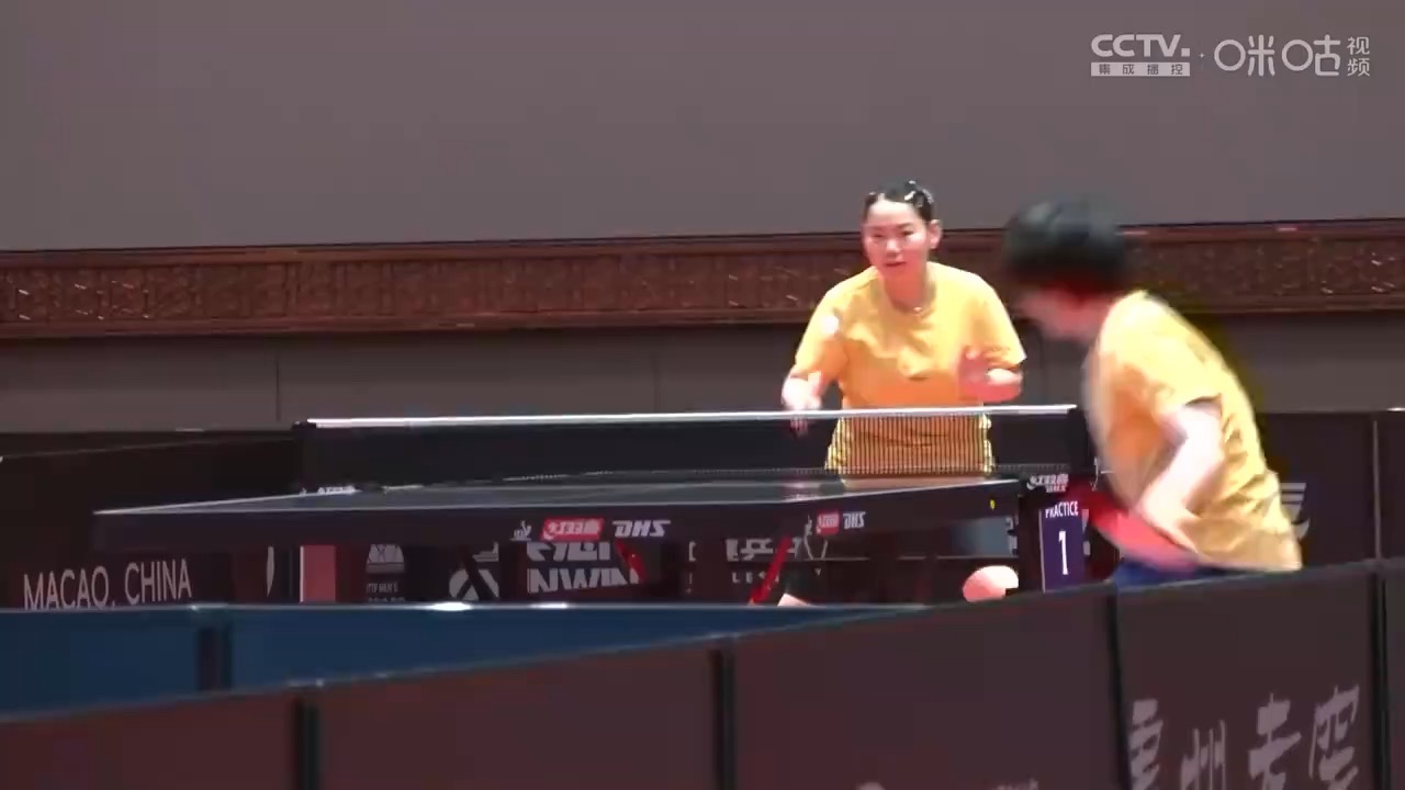 蒯曼为2025澳门世界杯女单半决赛做热身准备