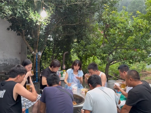 4个返乡创业青年的种植基地太热闹了,现在成了同学们聚会的好去处!