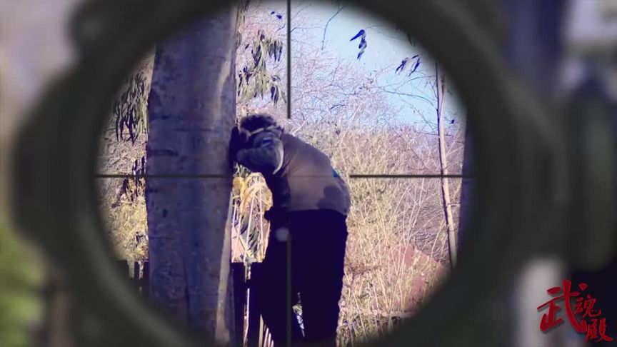 真人CS 狙击手伪装在水沟里,人来人往的都看不见