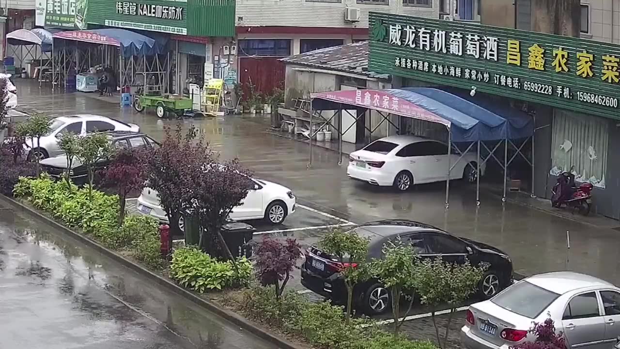 惊险万分!司机误踩油门!结果…