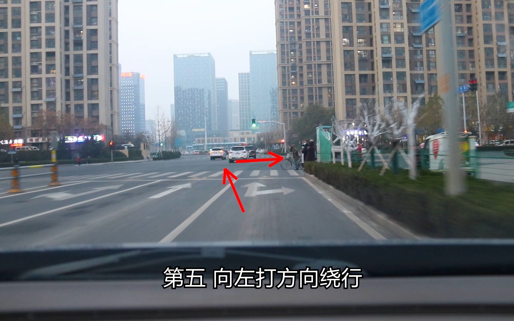 直行信号为绿灯,行人阻挡路口行车道,压实线绕行被拍可以申诉吗