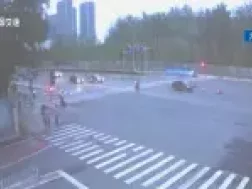 重大交通事故,车辆撞倒三人后驾车逃逸,两人抢救无效死亡!