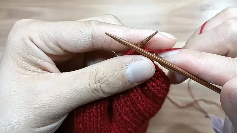 织红色羊绒围巾的第三天