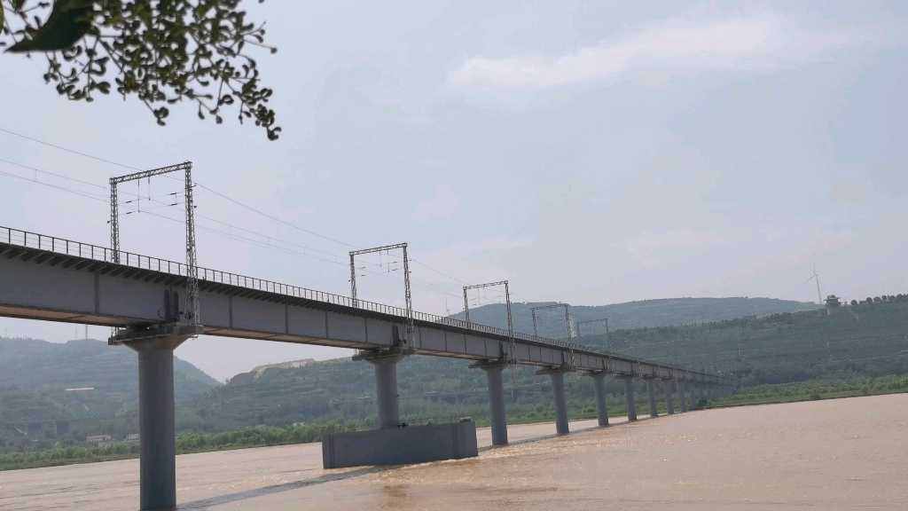K2666次(苏州——临汾)通过风陵渡黄河大桥