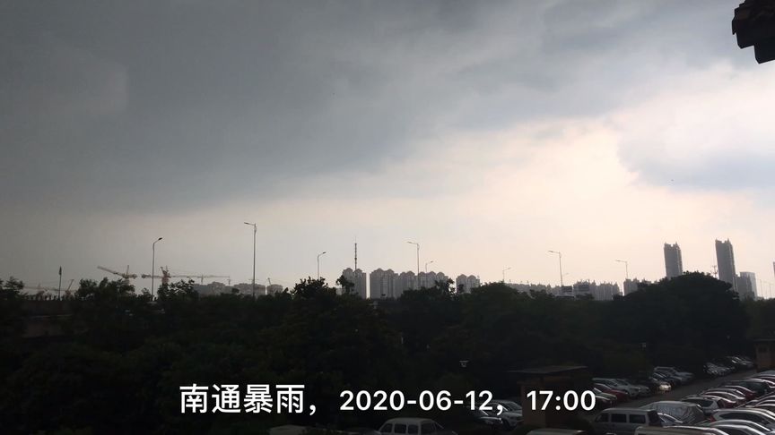 南通暴雨,拍视频时差点被吹下来的东西砸到,场面吓人～