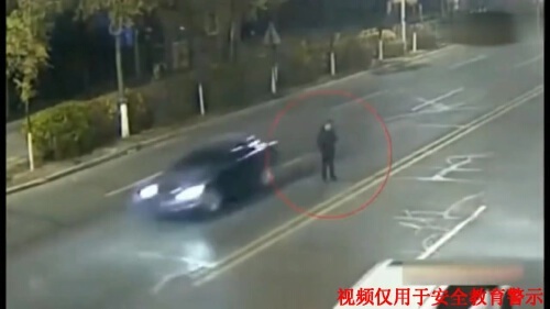 交通安全事故警示:一路人横穿马路时,竟然停在路中央看手机,结果几秒...