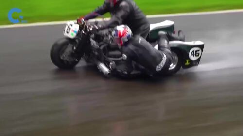 不可思议的边三轮摩托,主驾驶只管拧油门,副驾驶用身体控制方向