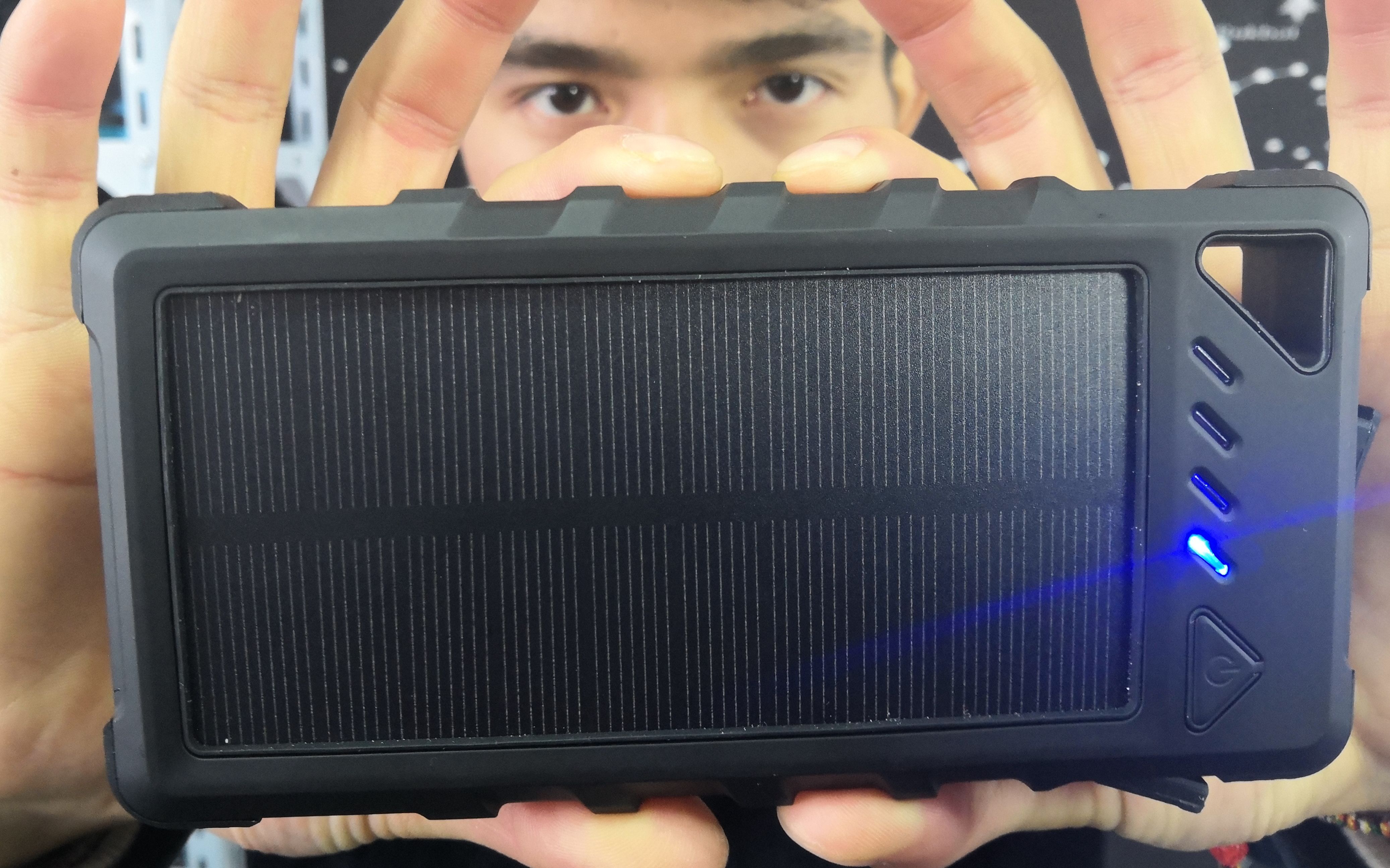 拆箱测评防水的太阳能充电宝,防水功能挺不错,续航时间如何呢?