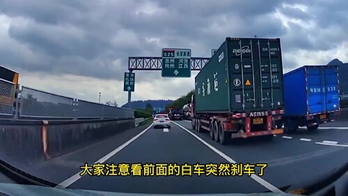 只要胆子大,轿车别半挂。车祸警示文明驾驶安全出行行车记录仪