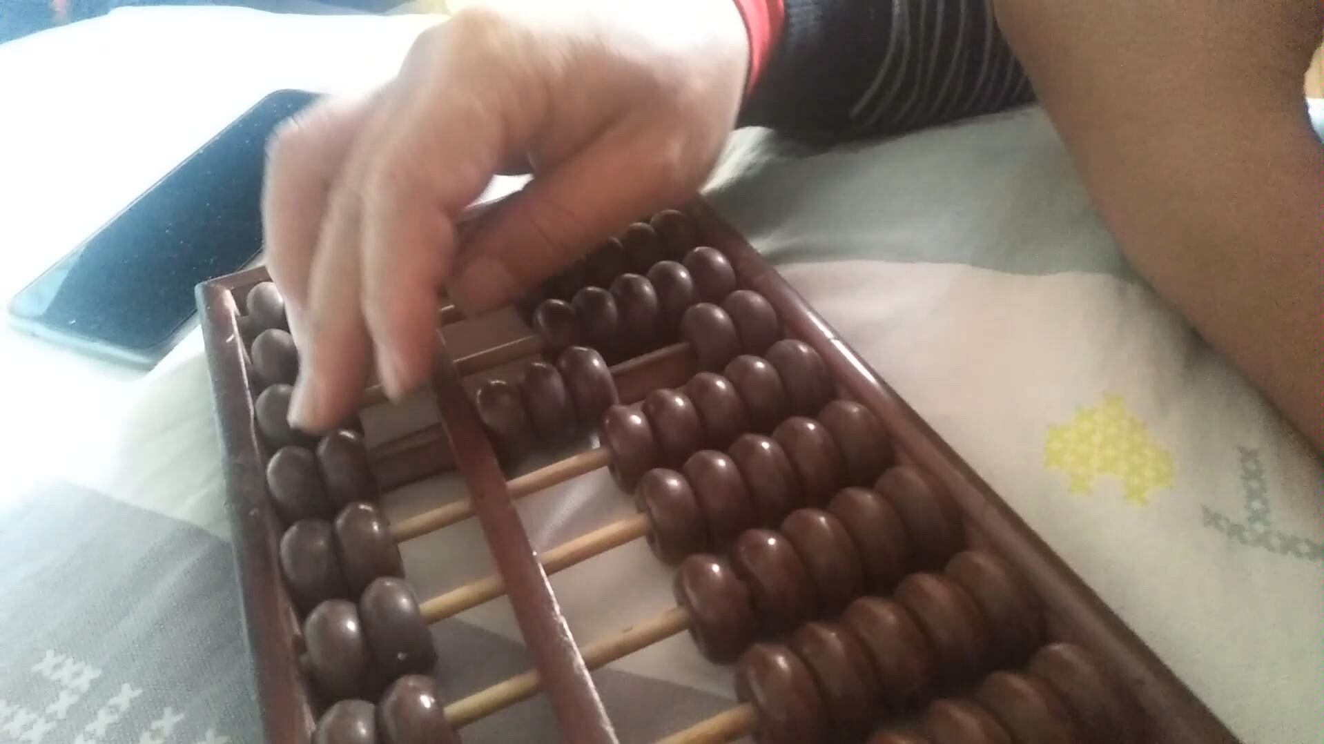 用传统算盘来打九九乘法表竟如此流畅