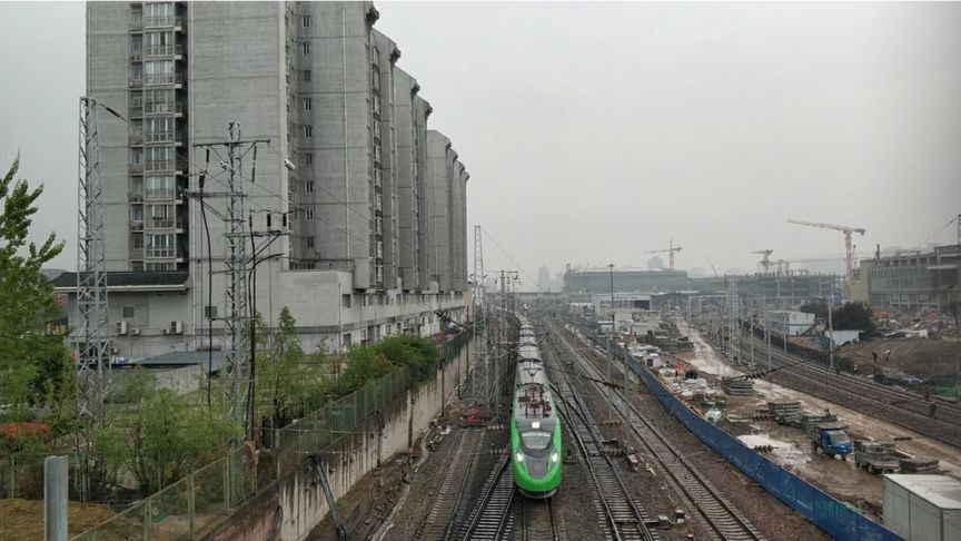 绿色的复兴号动车组列车,D6886(西安-安康)西安站发车
