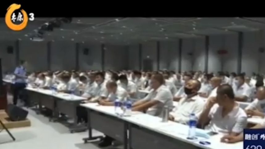 太原交警为出租车驾驶员讲解安全知识,强化教育培训,筑牢安全线