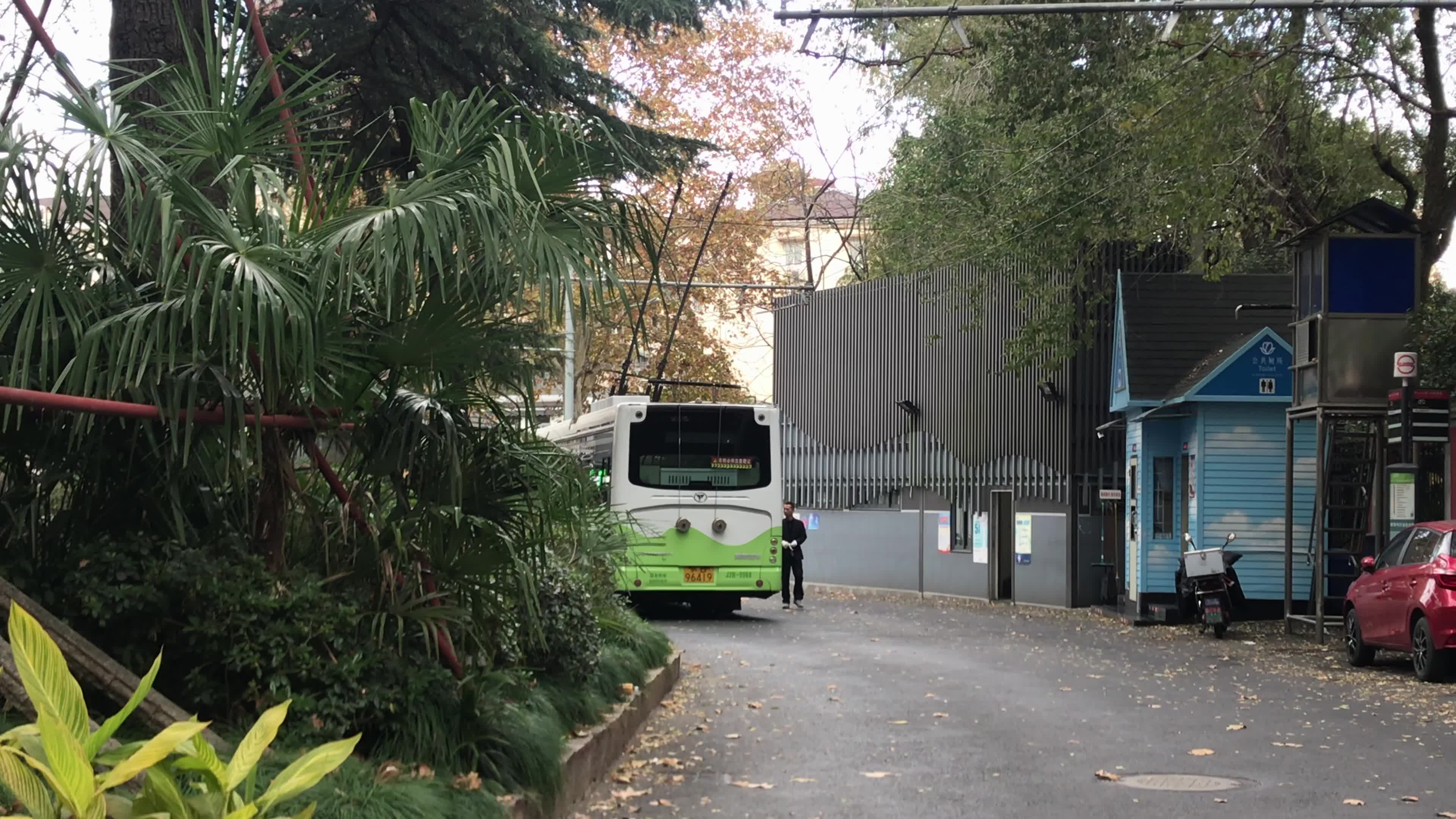 [上海公交][无轨电车]20路进入终点站中山公园(万航渡路)+手动升杆视频