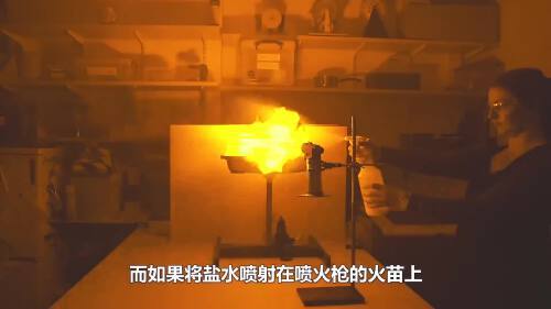 科学探讨,不可思议的黑色火焰,酒精灯内加入盐水