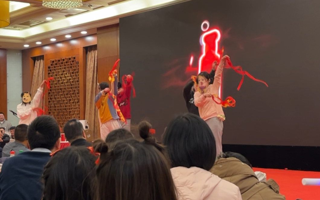 年底了,给大家表演一个节目乐呵乐呵～