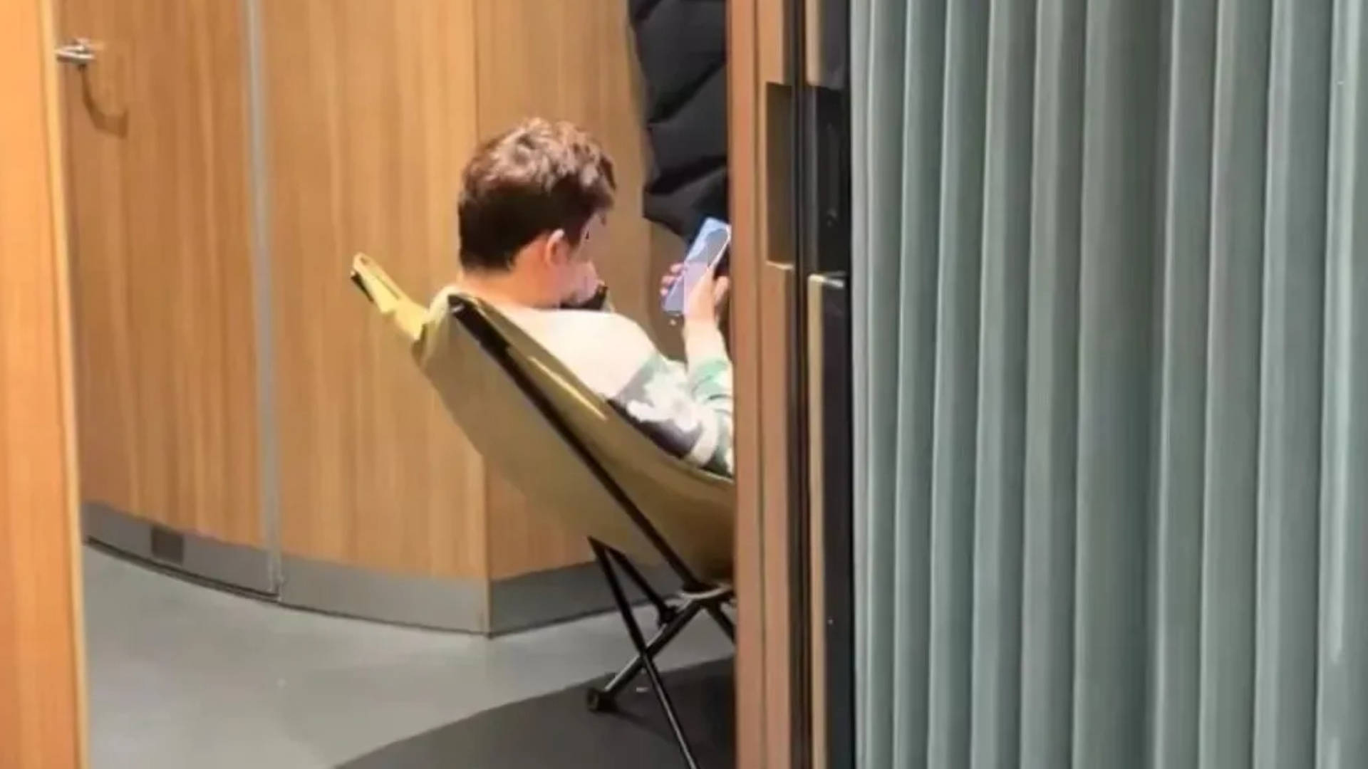 男子自带折叠椅坐高铁,网友炸锅!12306回应