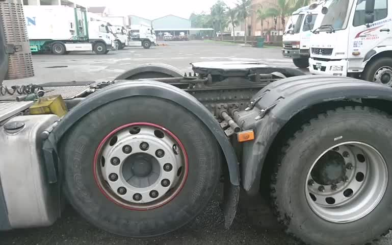 台湾半挂车师傅讲解沃尔沃卡车空气悬挂的操作