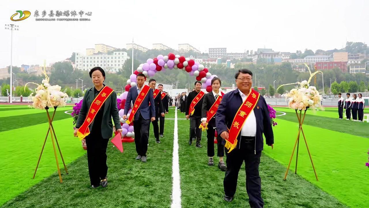 ...最后宣读了表彰决定,对在军训中表现优异的同学和班级、教官、方队...