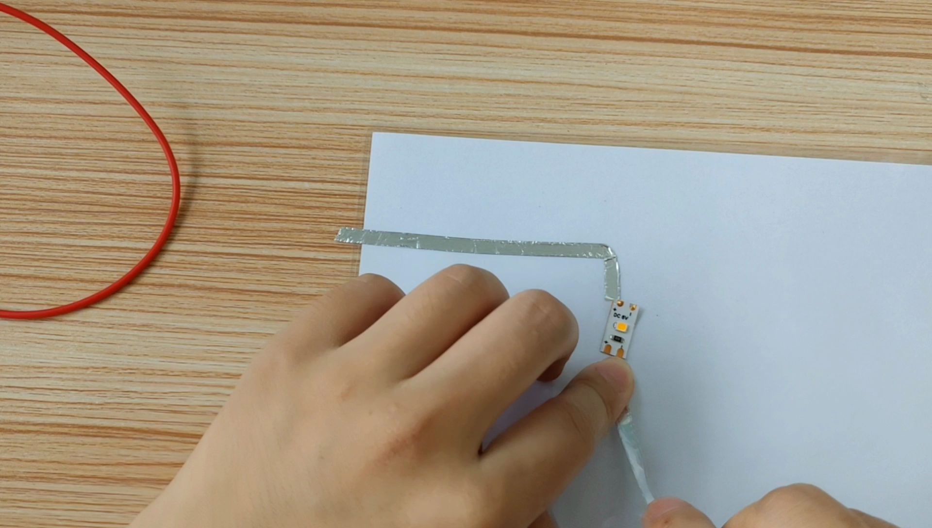 晒晒老师的铝箔电路实验演示(电路带开关、LED会亮哦!)