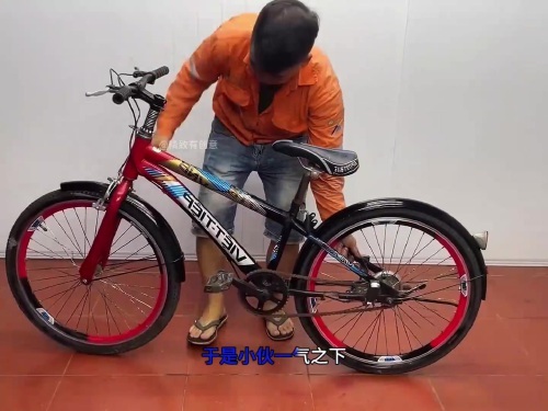 小伙子竟然把普通自行车变身为电动怪兽,手艺令人惊叹不已!