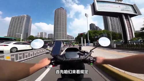电动自行车可以载成人上路吗