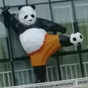 摸着姑娘过河 