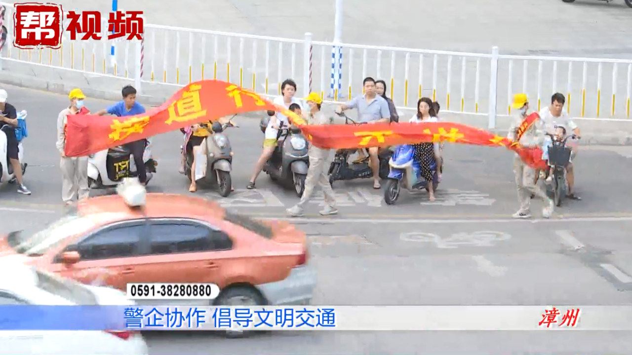 脱下工装换上红马甲,青年志愿者与交警部门联合开展志愿服务活动