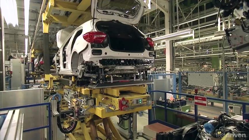 你的奔驰车是怎么造出来的?仪表板、风窗玻璃都是怎么装的