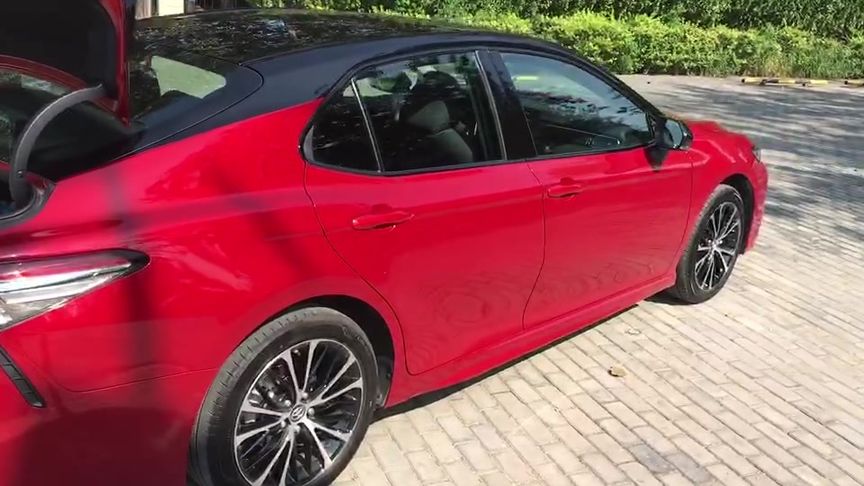 抢鲜看:凯美瑞2.0S锋尚版后备箱一键放倒功能,适合放大行李