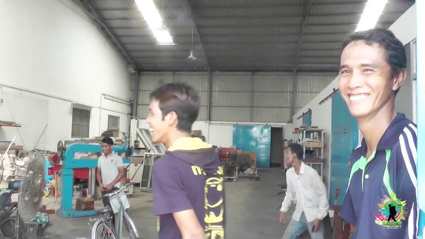 湖北小伙外派到柬埔寨工作,管理当地员工,生活得很滋润