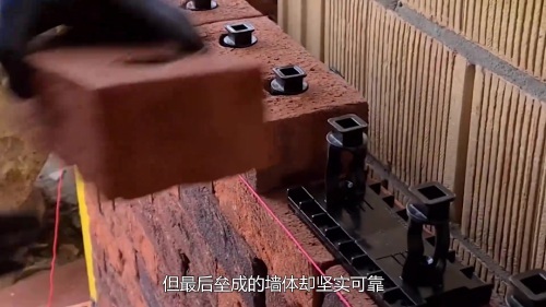 国外发明新型砌墙方式,不用水泥就能砌好,怎么做到的?
