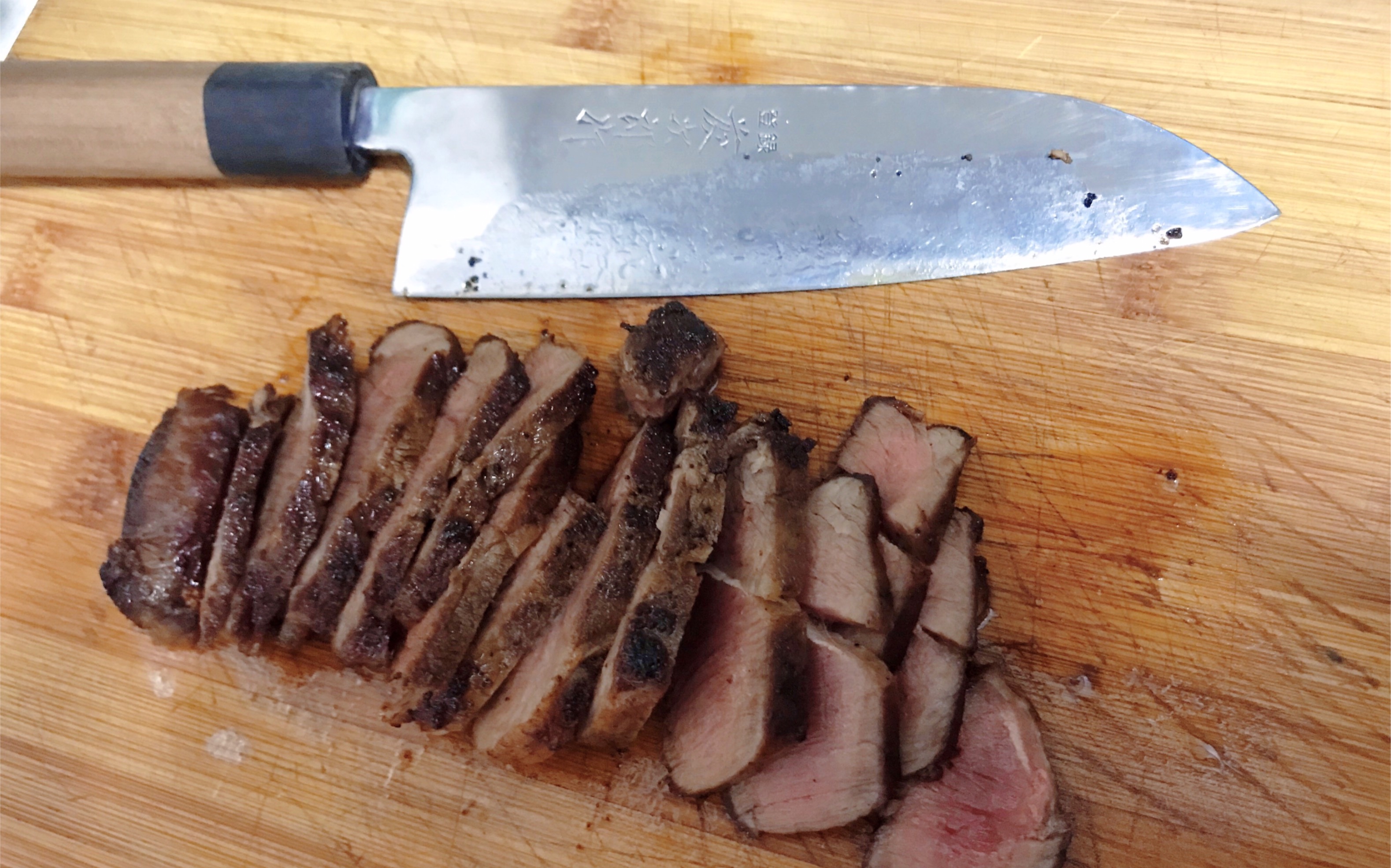 ...荡刀板简单三步,让藤次郎三德厨刀恢复锋利。磨刀,翻新,藤次郎厨刀。