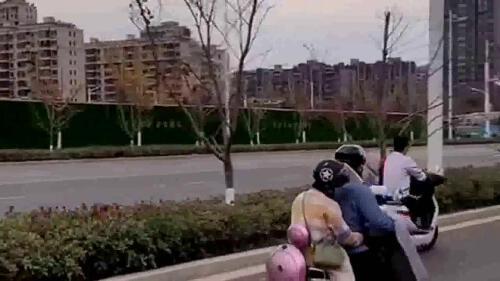 这夫妻俩也是没谁了,电动车没电了不推着,用物理上的方法骑回家!