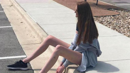 世界上最长的腿,19岁姑娘腿长133厘米,男性朋友变"小矮人"