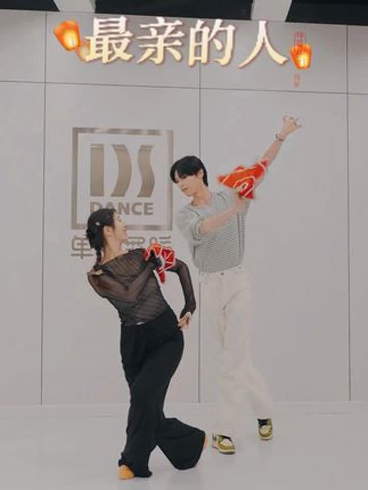 ...啦~#成人古典舞 #最亲的人 #爱舞蹈爱生活 #年会舞蹈 #春节倒计时