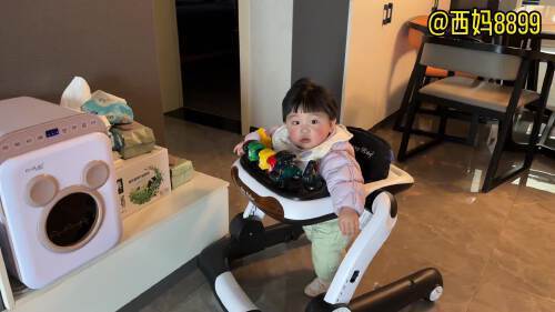 西妈办公桌上的摆件布局,小李子很有意见,连女儿阿姨也给他帮腔