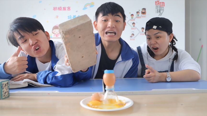 安全小知识:骑电动车戴头盔的重要性!学渣用两颗生鸡蛋形象演示