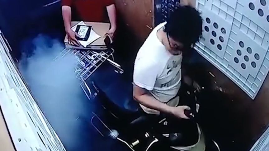 电梯内又现电动车电池爆燃,浓烟瞬间吞噬电梯,两业主惊险逃生