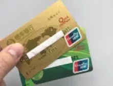 银行卡上有这2个字,抓紧去注销,不然钱没了也不清楚怎么回事