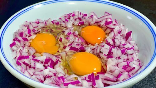 三个鸡蛋一颗洋葱,我家连吃一周都不腻的神仙吃法!