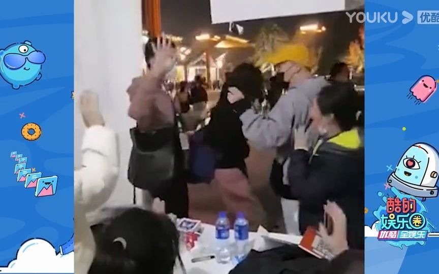 王菲在草莓音乐节把手机蹦丢了,现场找回后可爱礼貌接地气道谢
