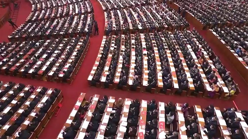 全国人大高票通过完善香港特区选举制度的决定 全场掌声经久不息