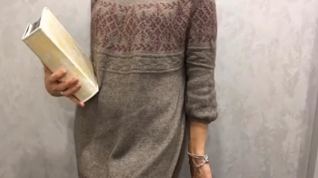 太佩服这位毛衣编织大神了,同款样式她编织了这么多件,每件配色都...