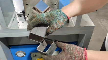 铁管切断机,不锈钢扁管切断下料,镀锌管冲断模具,槽钢冲孔机!