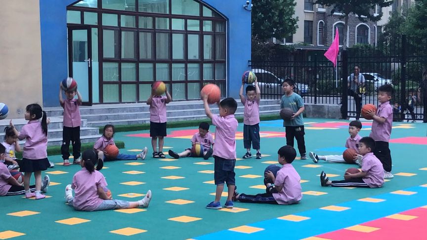 幼儿园小朋友的篮球表演