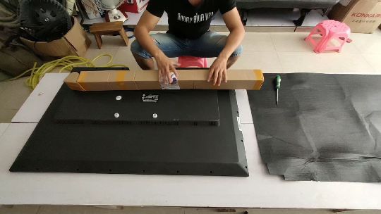 徒手拆卸液晶屏更换电视背光
