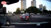 右转车撞倒直行电瓶车,还好电瓶车上的人没有大碍,转弯一定要小心啊